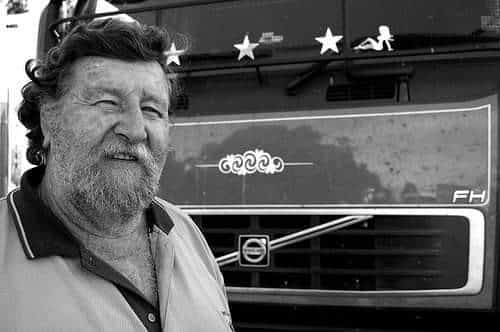 Truck driver pays a special tribute to his truckie dad