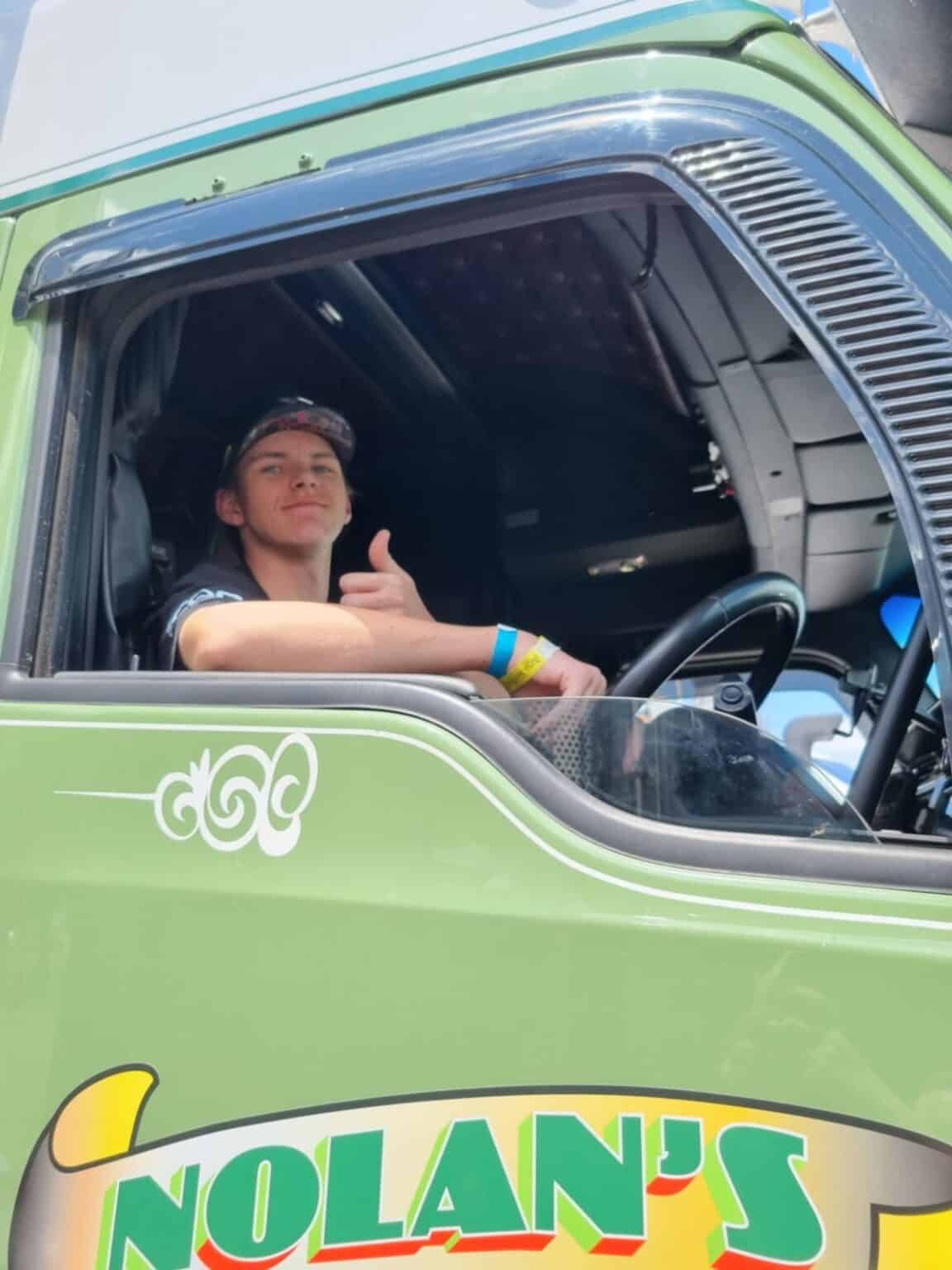 Truck driver pays a special tribute to his truckie dad