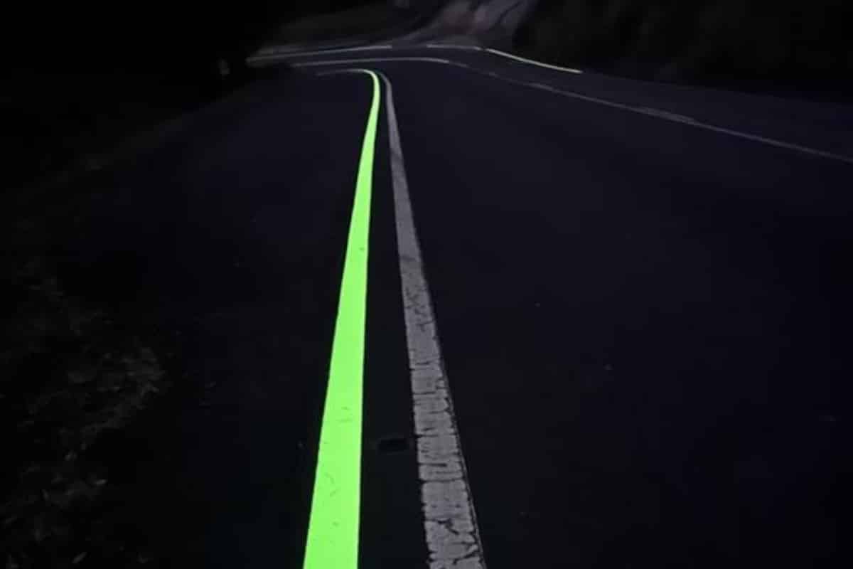 Glow-in-the-dark road marking trial underway in NSW