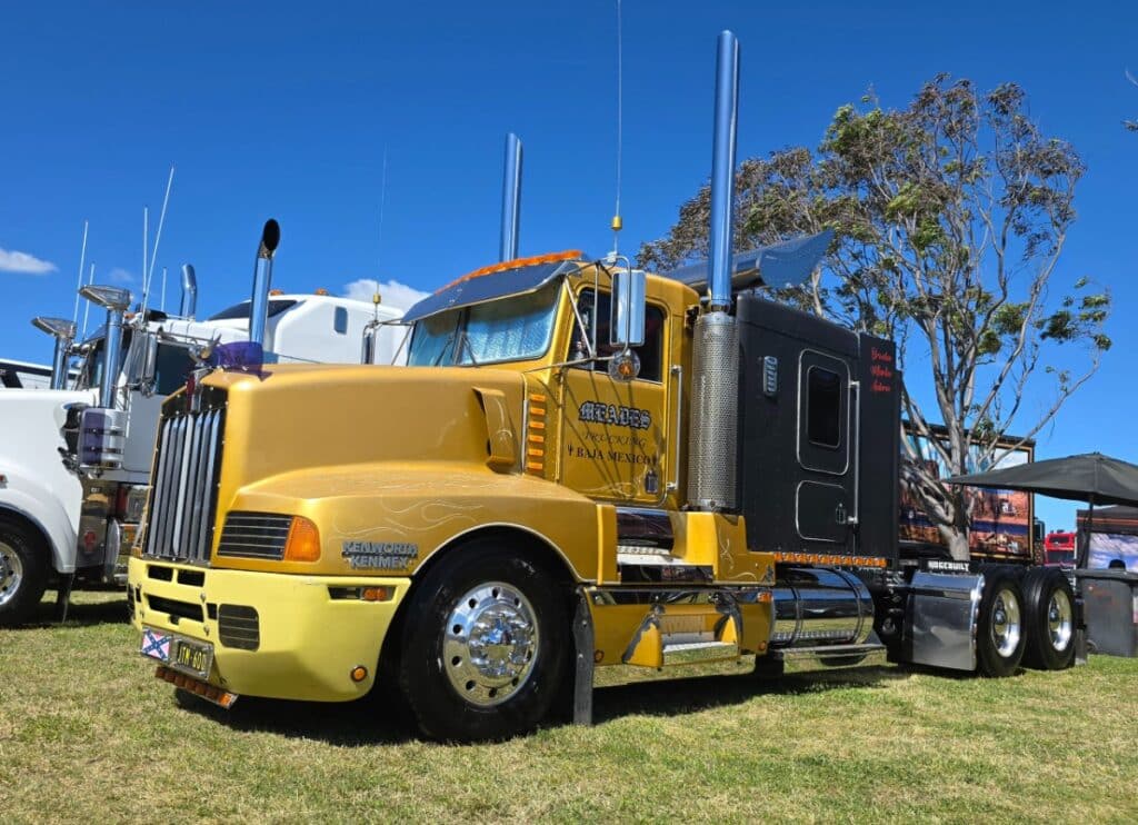 Watch: More than 853 Kenworths roll into Sydney for one of Australia’s ...